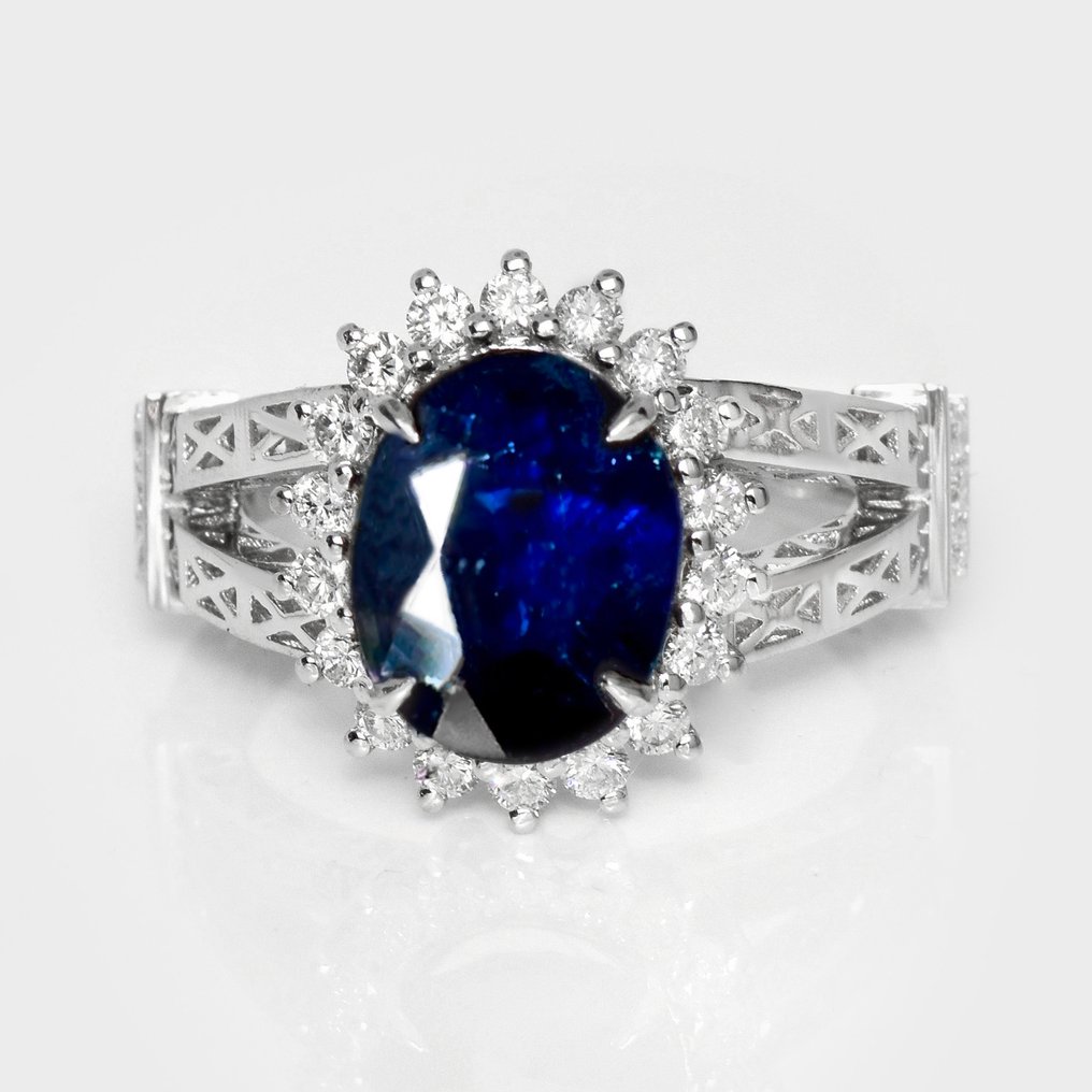 No Reserve Price - Ring - 18 kt. White gold, Lotus 4.85ct Royal Blue - 5.43ct. tw. Sapphire ...