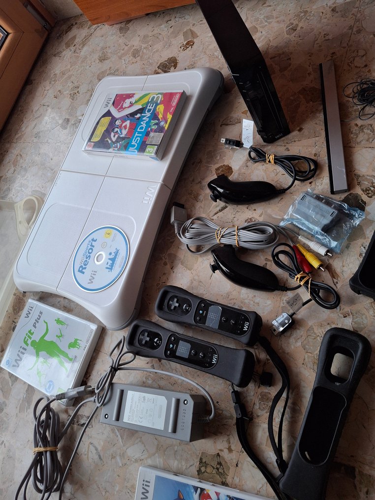 Nintendo - Wii - with accessories - Video game console + games ...