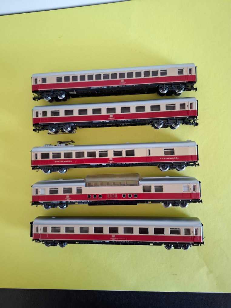 Märklin H0 - Model train passenger carriage (6) - Model of passenger coaches and a car ...
