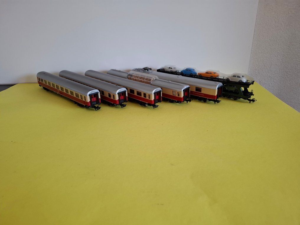 Märklin H0 - Model train passenger carriage (6) - Model of passenger coaches and a car ...