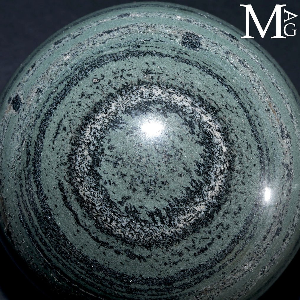 Tranquillité en pierre : Époustouflante sphère en jaspe kambaba du ...