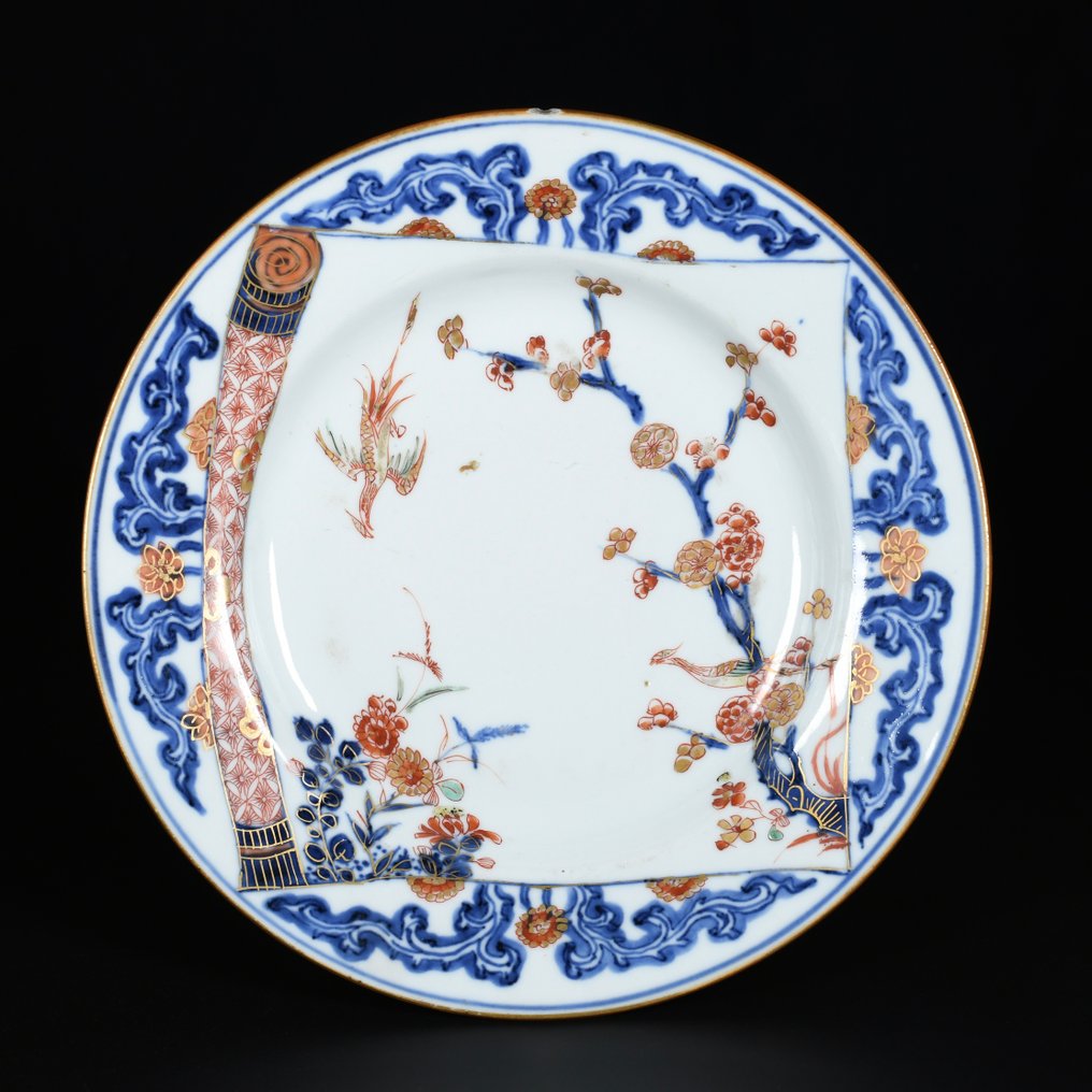 Plate - Assiette aux émaux Famille Verte/Imari à décor dans un rouleau ...