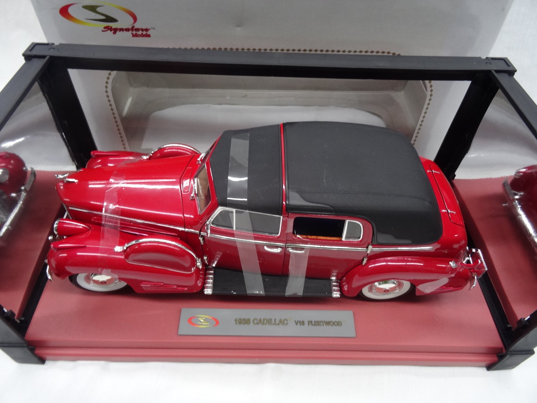 Signature Models - Scale 1/18 - Cadillac 1938 V16 Fleetwood - Catawiki