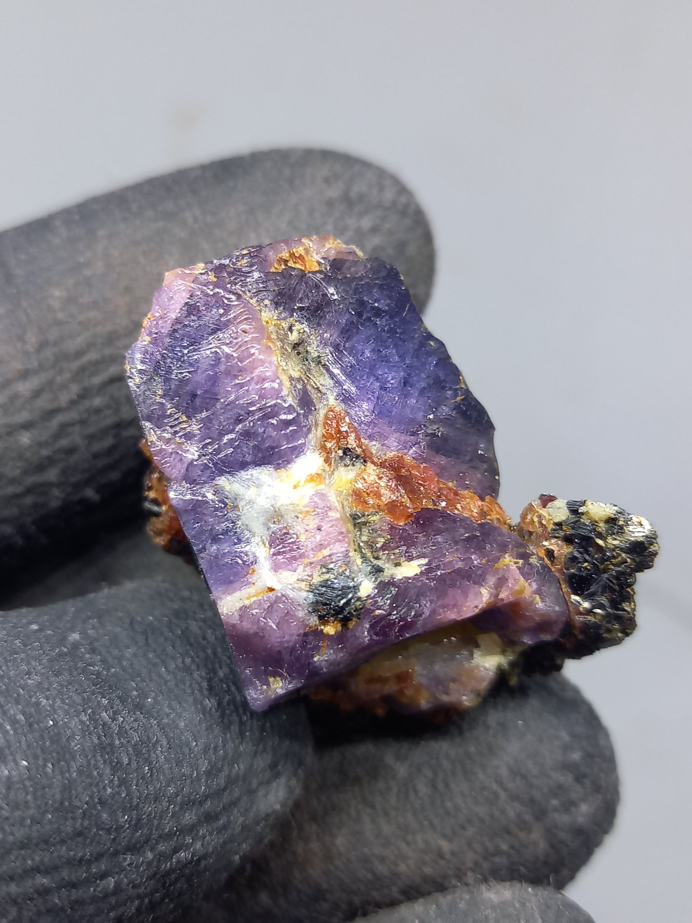 Corundum var. sapphire-ruby Crystal on matrix - 3×2.5×2 cm - Catawiki