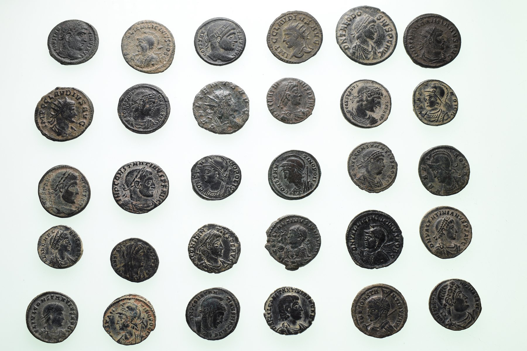 Roman Empire. Lot of 30 Late Roman bronzes - Catawiki