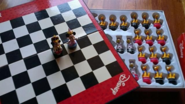 Disney's Mickey Mouse chess set - Catawiki