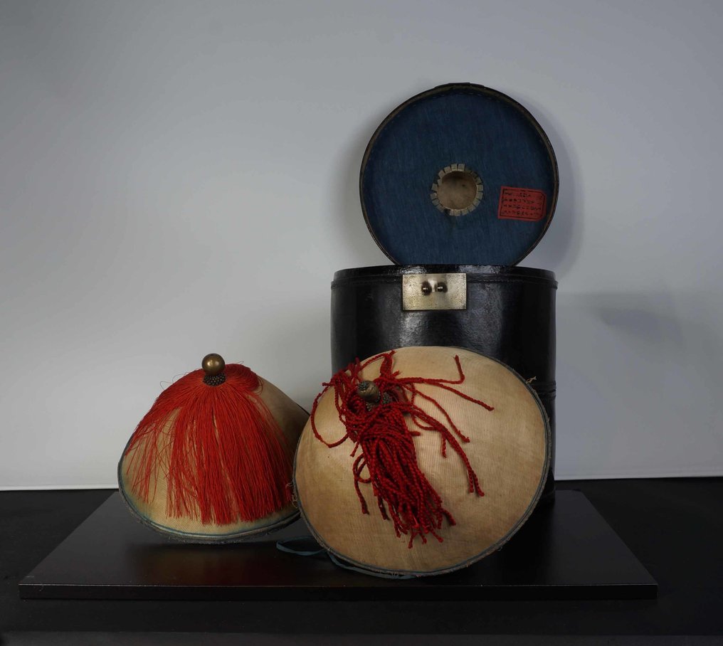 Set of Mandarin hats in a matching leather hat box (2) - Leather, Silk ...