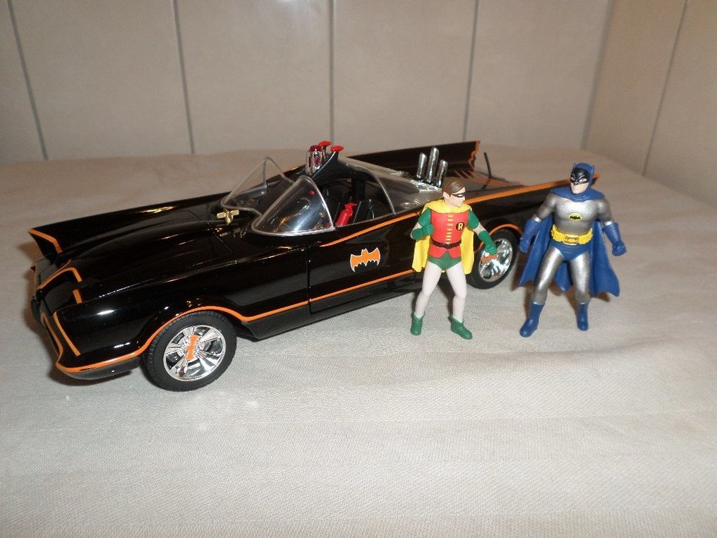 Jada Toys 1:18 - 1 - Modellbil - Batmobil med figurer Batman og Robin ...