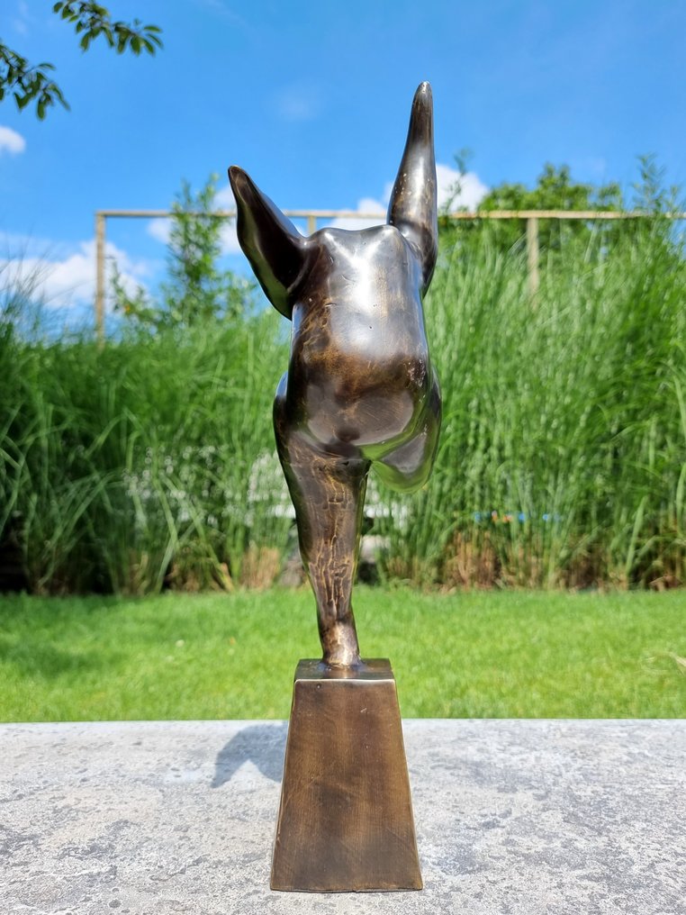 Sculpture, balancing figure - Bronze - Catawiki