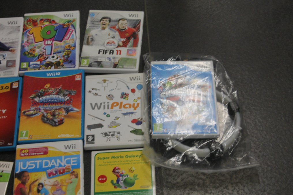 13 Nintendo Wii - 20 wii games and 12 platforms for - Catawiki