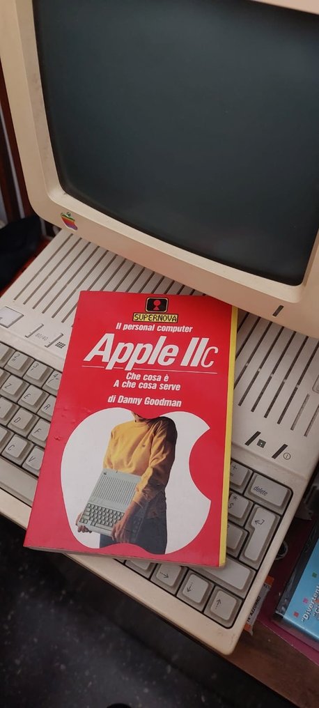Apple 2c with monitor, stand, books - Vintage computer - Catawiki