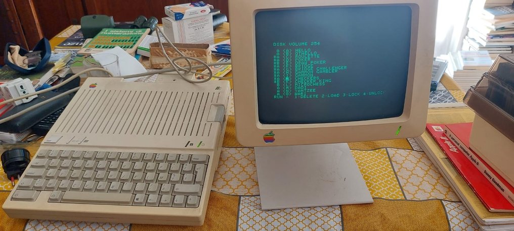 Apple 2c with monitor, stand, books - Vintage computer - Catawiki