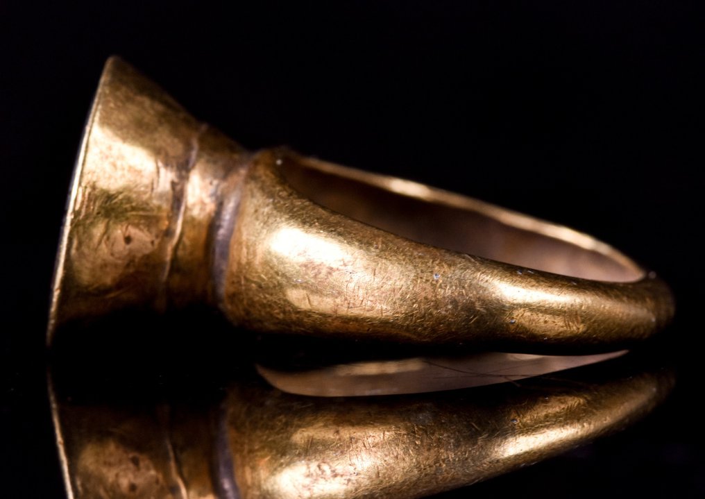 Merovingian Gold Ring with Garnet - Catawiki