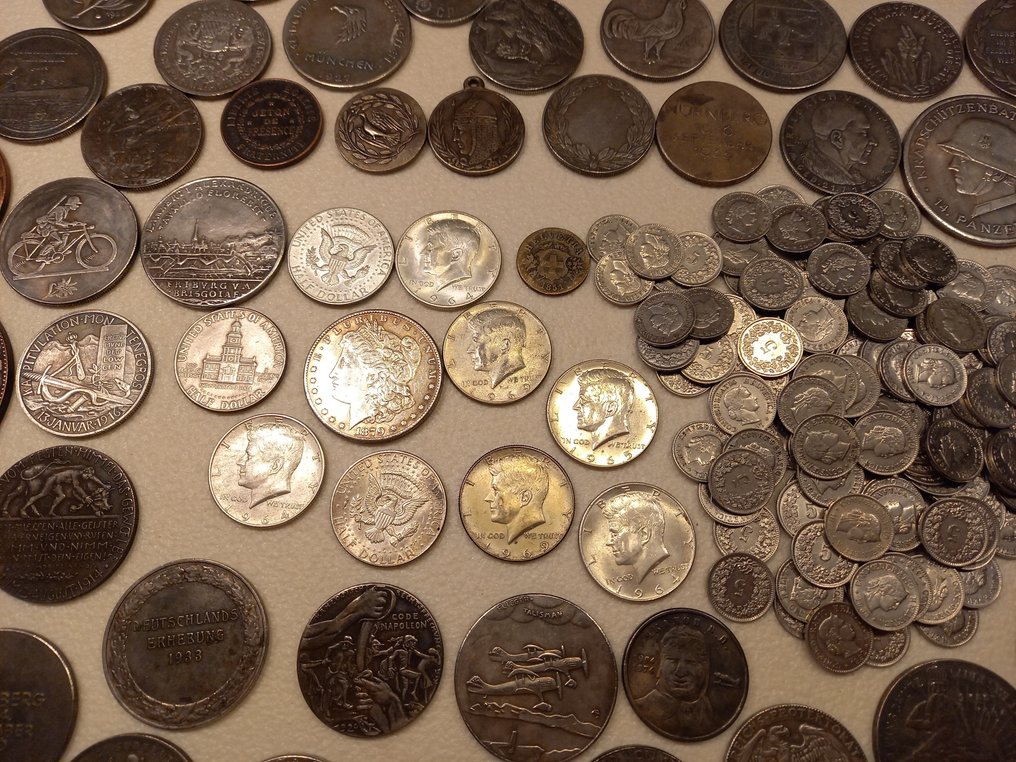 World. Lot 250 coins/tokens, including 122g silver - Catawiki