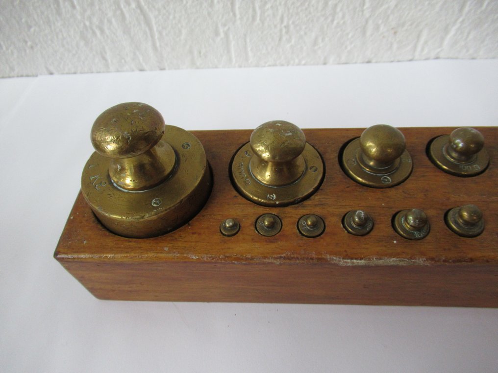 Large weight block with 13 copper weights - Copper and wood - Catawiki