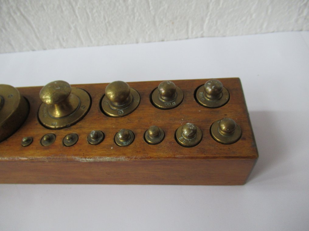 Large weight block with 13 copper weights - Copper and wood - Catawiki