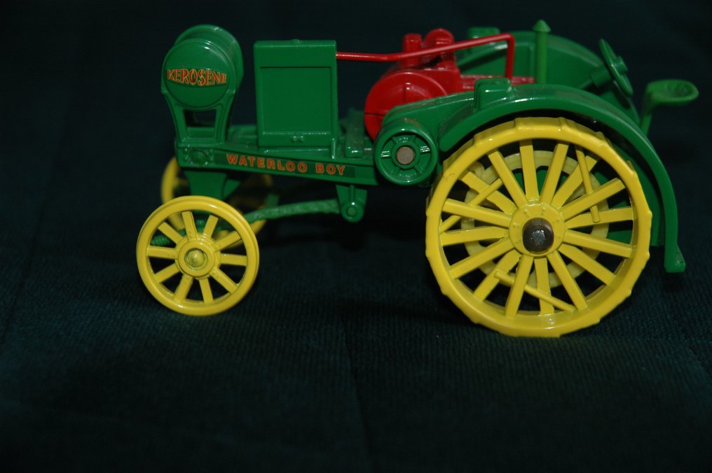 Ertl - 1:16 - 5607-9911 - Ertl John Deere Waterboy Kerosene - Catawiki