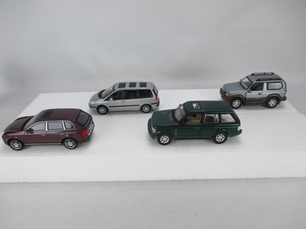 Cararama 1:43 - 12 - Model car - SUV - Different car brands - Catawiki