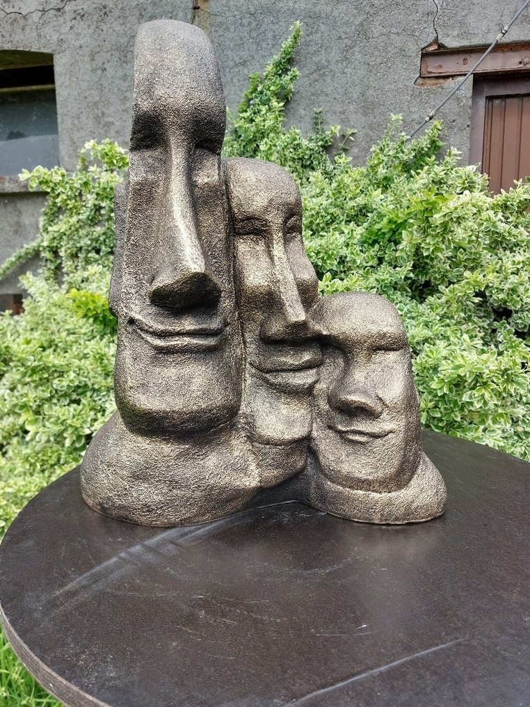 golden bronze statue with 3 Mohai heads (1) - polyresin - Catawiki