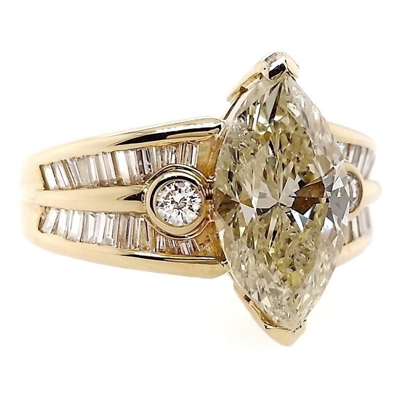 3.02ct Natural Yellow Diamond and 0.68ct Natural White Diamonds - IGI Report - 18 kt. Yellow ...