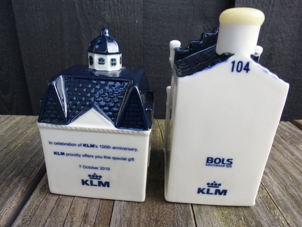 Miniatuur figuur - KLM Bols huisjes nr. 100(jubileum uitv.) en nieuwste nr. 104 - Catawiki