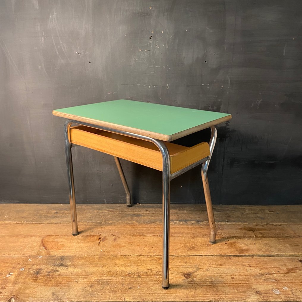 Pupitre escolar de los años 70. - Catawiki