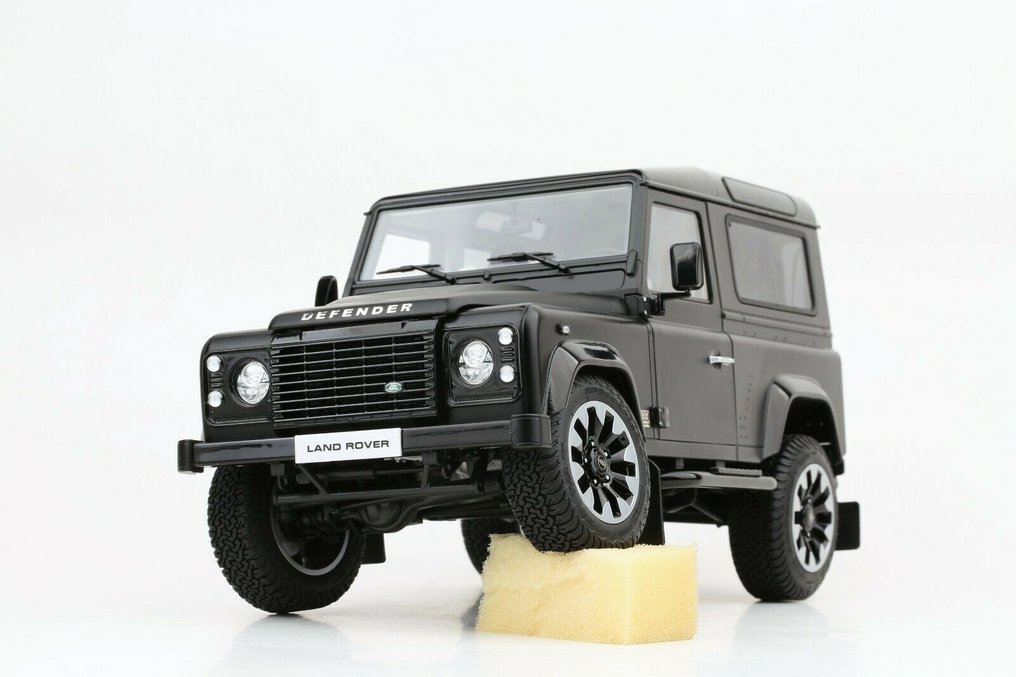 LCD Models 1:18 - 1 - Model car - Land Rover Defender 90 Works V8 70th ...