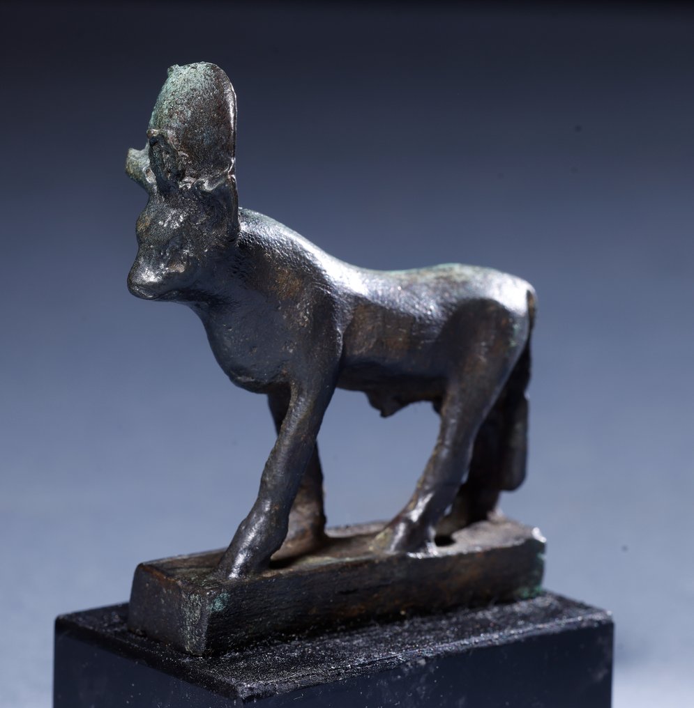 Ancient Egyptian Bronze Apis God - 7×6×1.5 cm - (1) - Catawiki