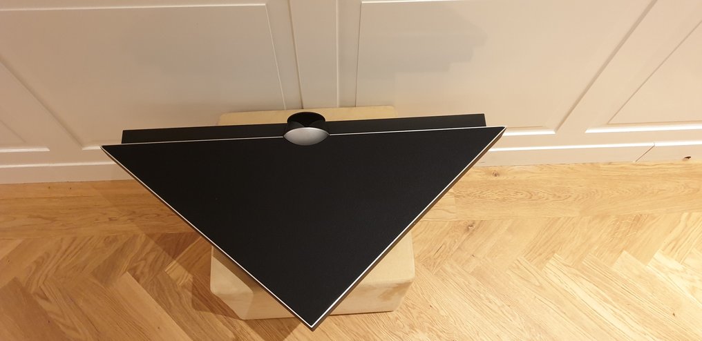 Bang & Olufsen - BeoLab 10 Center Speaker met stand beugel - Speaker ...