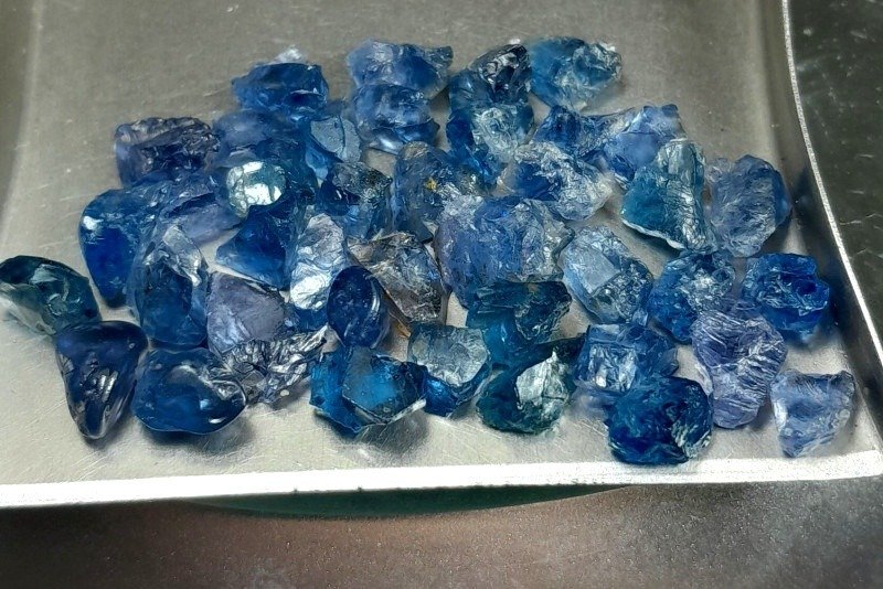 23cts/39pcs/Vietnam Natural Blue Color Spinel Raw rough - Catawiki