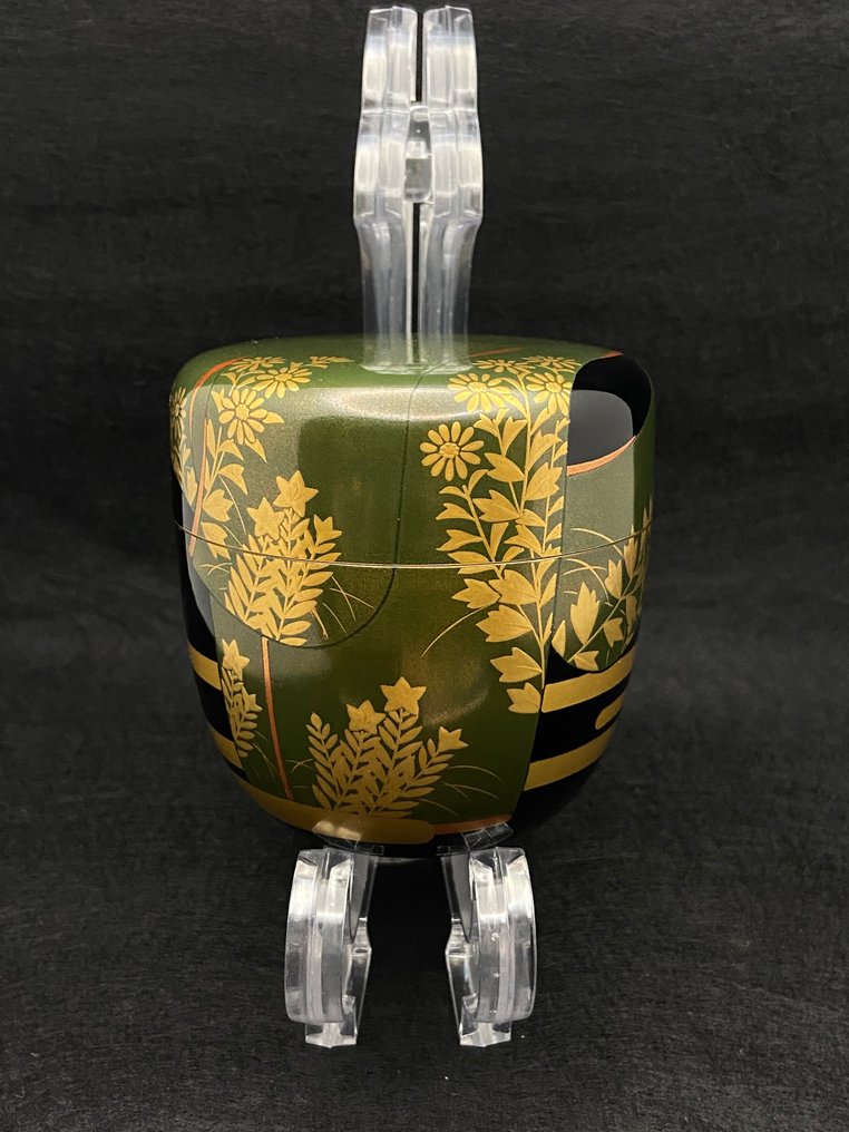 Matsumura Ken 松村 建 - Natsume - Tagasode, Wajima-nuri, Gold Maki-e Lacquer, "輪島塗 誰ヶ袖蒔絵" - Goud ...