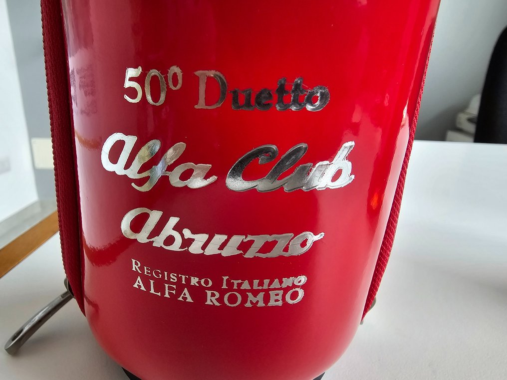 bottiglia e glassette commemorative del cinquantesimo alfa romeo duetto ...