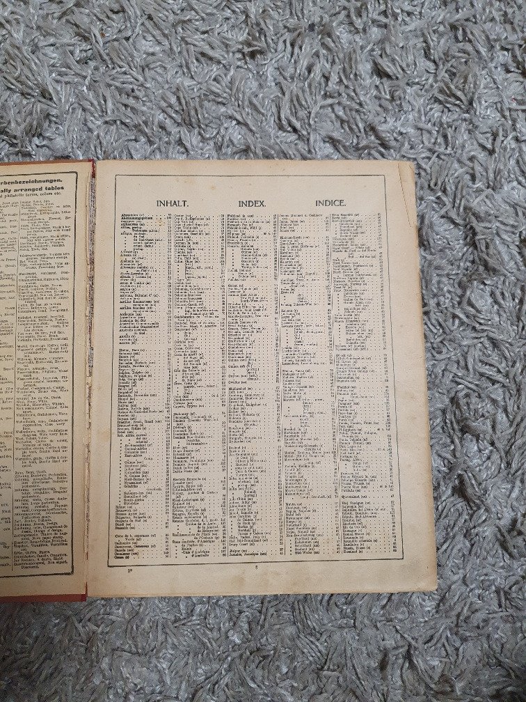 2 Alben: 1x Schwaneberger Briefmarkenalbum, ca. 1930, rund 750 Marken und 1x Schaubek Victoria ...