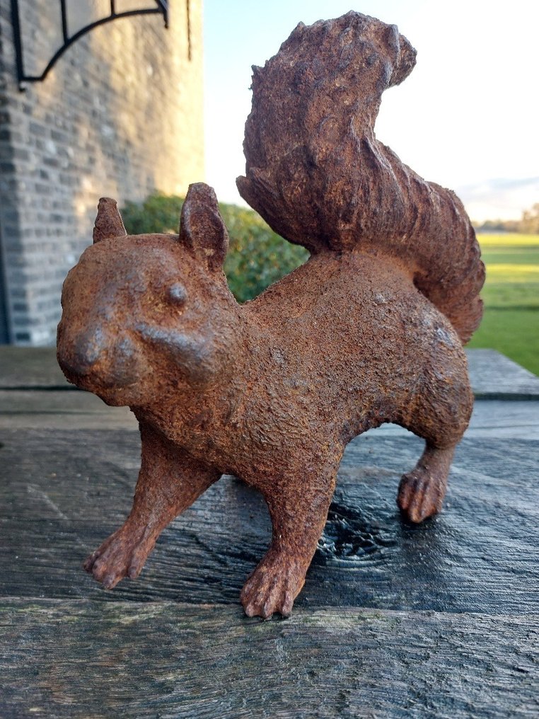 Statue, cast metal life size squirrel - 28 cm - Iron (cast) - Catawiki