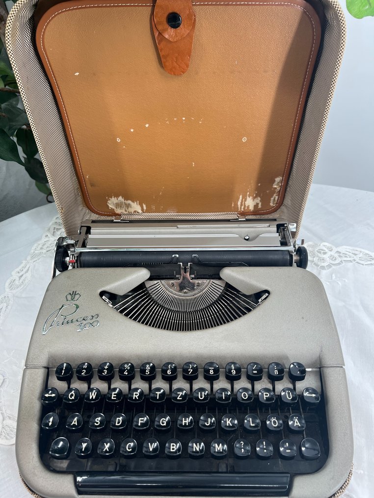 Princess 100 Typewriter - Iron (cast), Plastic - Catawiki