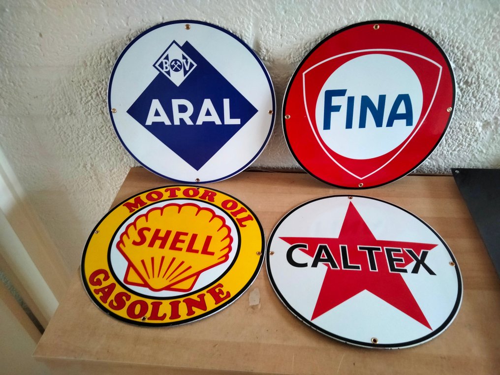 Vier reclame borden van benzine merken Aral ,Fina ,Shell ,Caltex ...