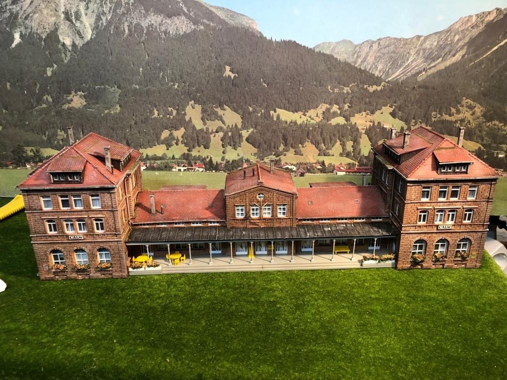 Kibri H0 - 39371 - Modellbahnlandschaft (1) - Bahnhof; bemalt, beleuchtet, Länge 55 cm - Catawiki