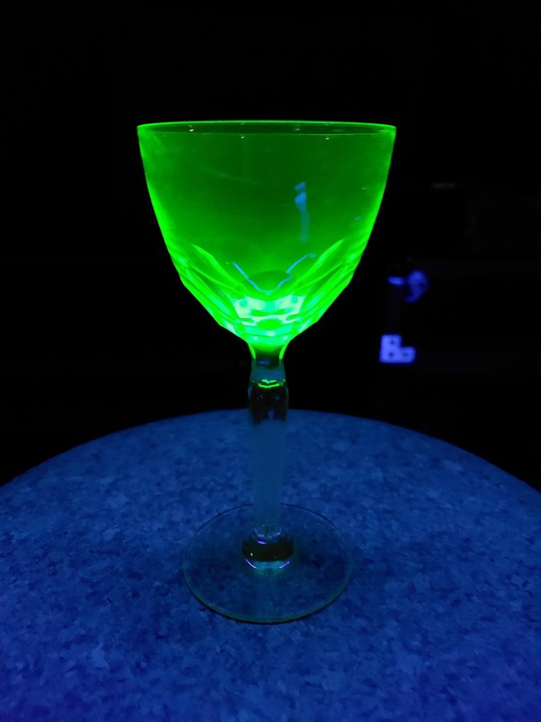 Val Saint Lambert - Wine glass (5) - Crystal, uranium - Catawiki