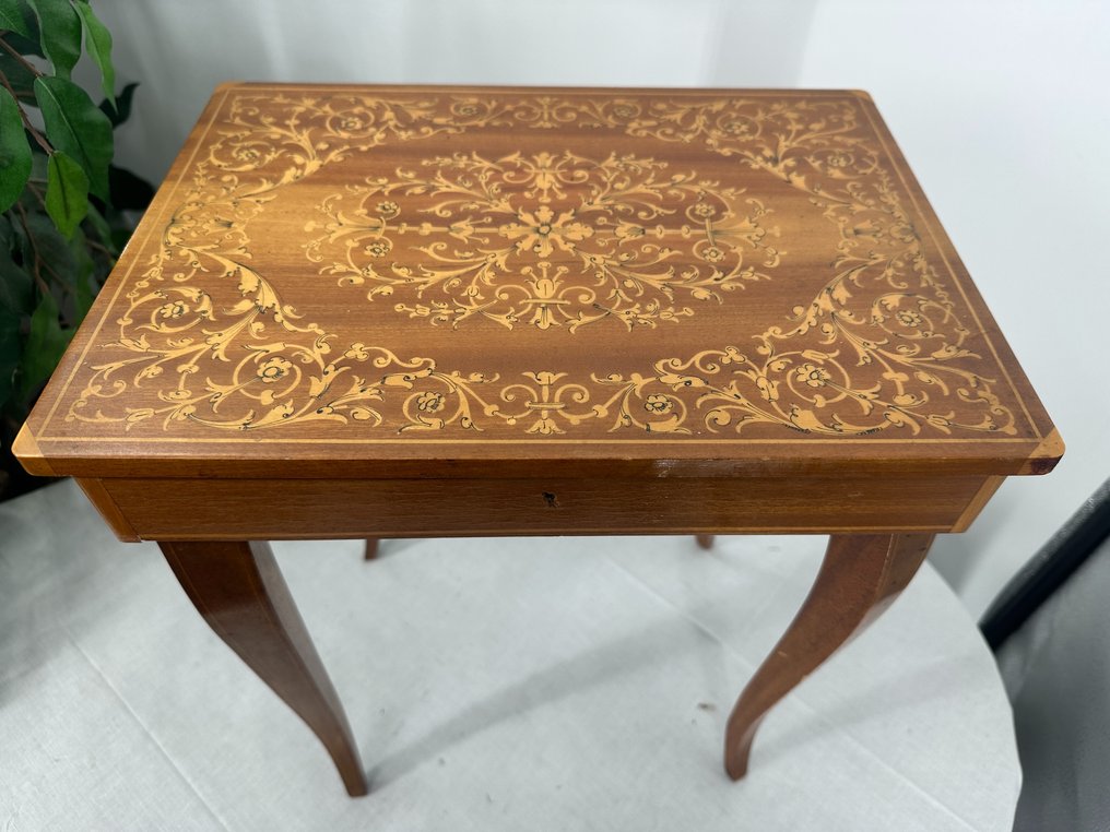 Französischer Musiktisch mit Intarsienarbeit - Table - Wood, Intarsia - Catawiki