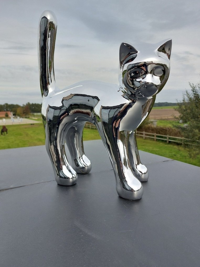 beautiful image of cat in chrome silver color (1) - polyresin - Catawiki