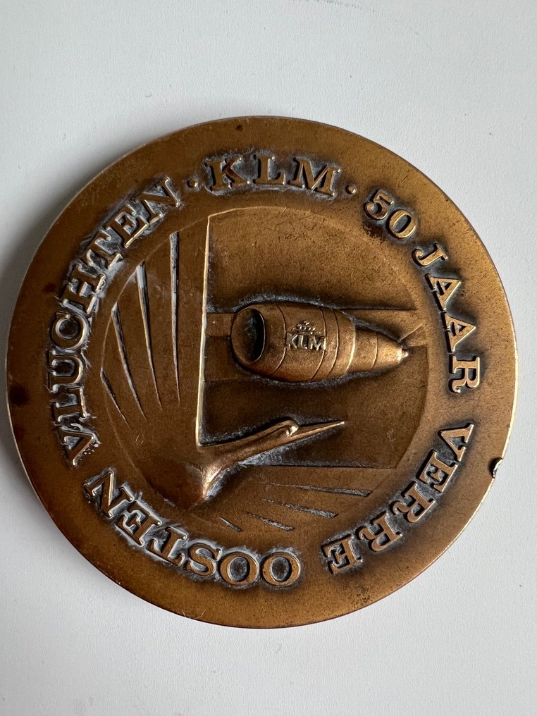 Figuur - Een bronzen herdenkingsmedaillon - KLM 50 jaar Verre Oosten vluchten, door R.C ...
