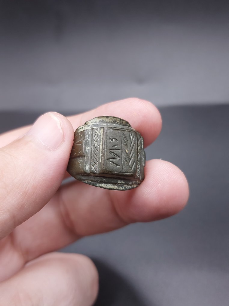 Ancient Roman Bronze Large Roman ring with engravings - Catawiki