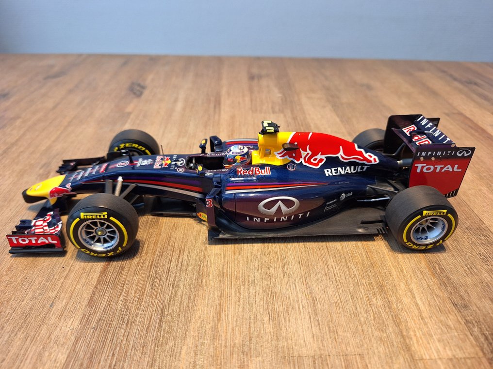 MiniChamps 1:18 - 1 - Model race car - Red Bull Racing RB10 - 2014 - Daniel Ricciardo - Catawiki