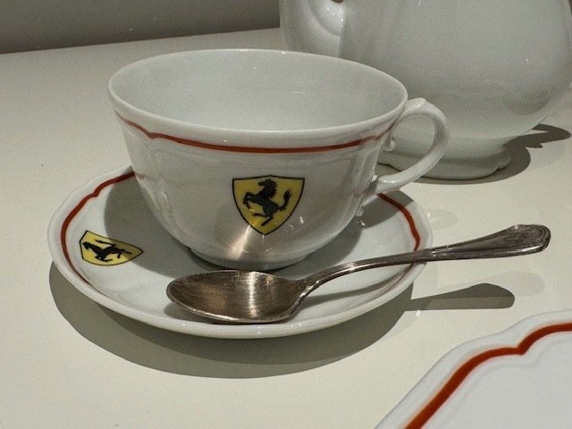 Vaisselle en porcelaine 8 pièces - Ferrari - Cavallino Restaurant ...