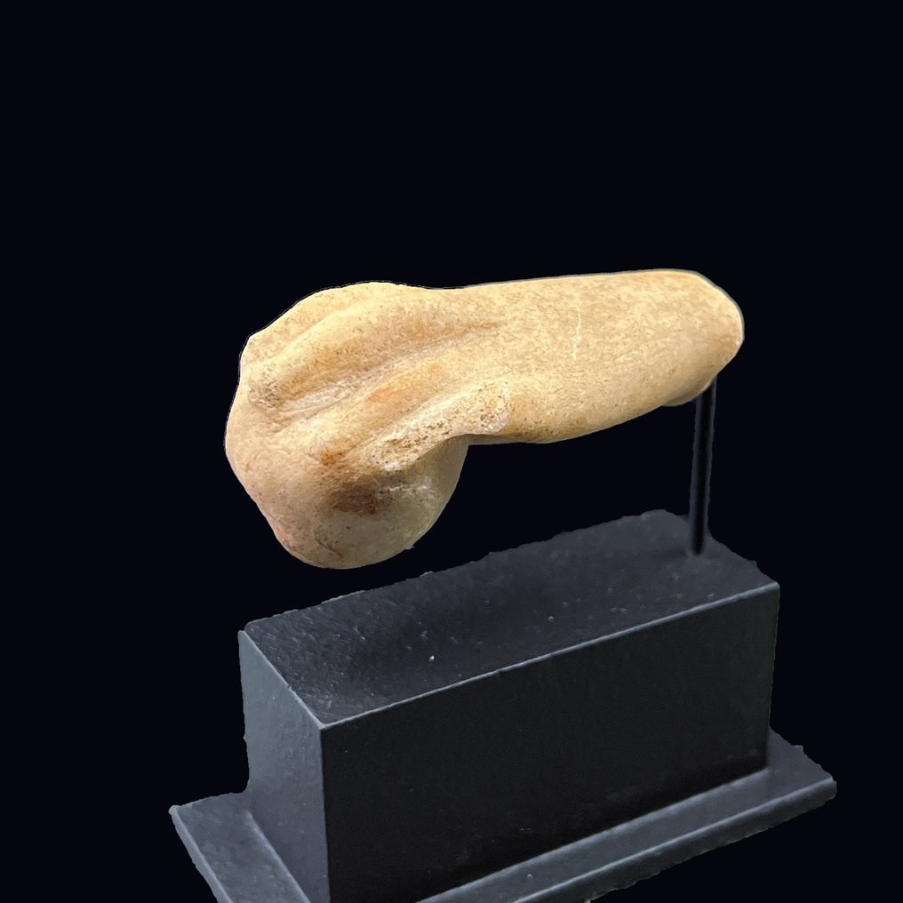 Marbre Main en marbre d'une statuette d'Héra (Junon) tenant une grenade - Catawiki