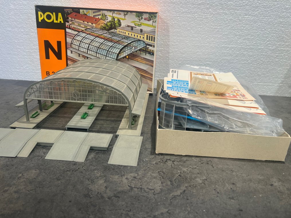 Pola N - Modeltreinlandschap (2) - Glazen perron overkapping 2x - Catawiki