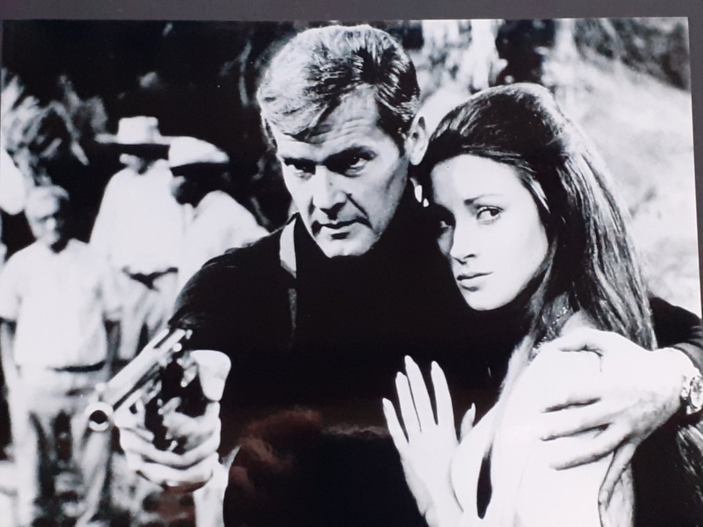 James Bond 007: Live And Let Die - Sir Roger Moore (+) and Jane Seymour ...