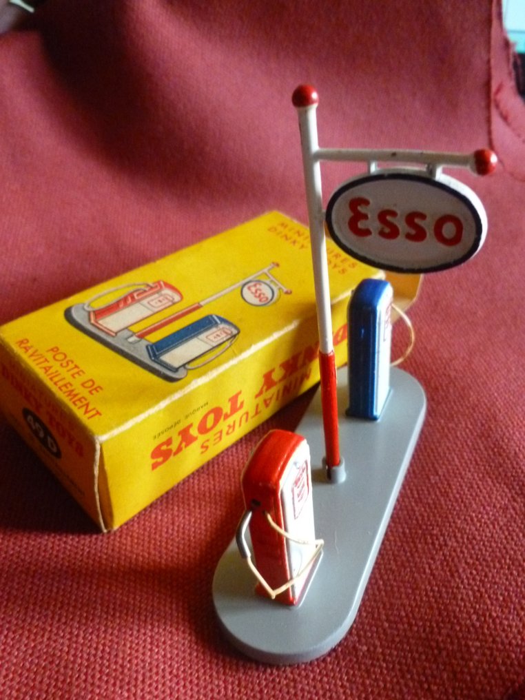 Dinky Toys 1:43 - 1 - Coche a escala - Poste de Ravitaillement Esso, 2 pompes ref. 49D - Catawiki