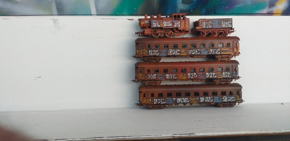 Lima H0 - Model treinwagon (4) - Oude roestige locomotief met 3 ...