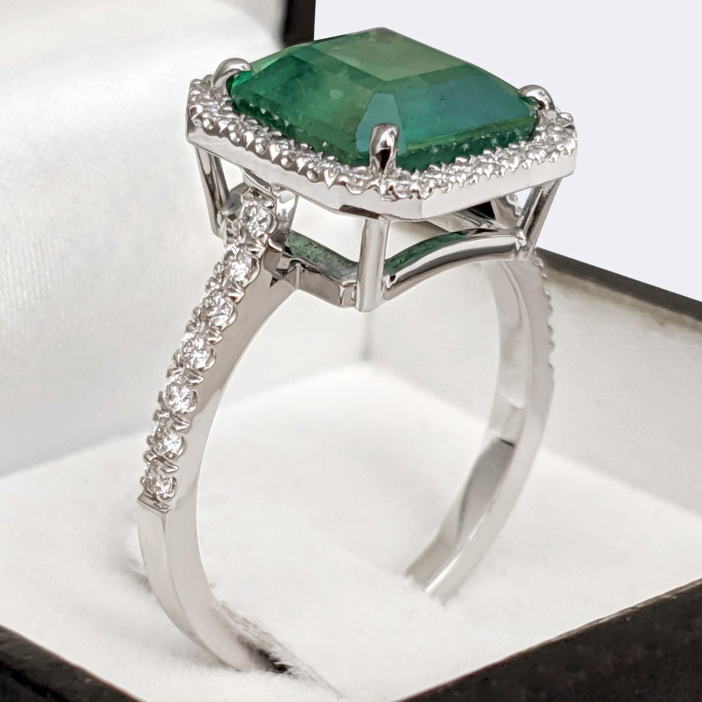 4.48 Carat Emerald and 0.45Ct Diamonds - 18 kt. White gold - Ring Emerald - Diamond - Catawiki